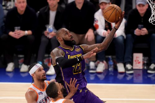 LeBron James dans son jardin à New York : un triple-double et la ...