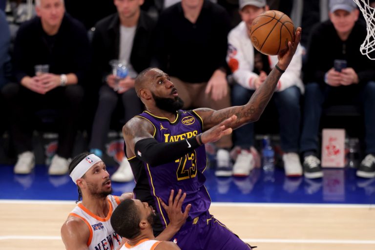 LeBron James dans son jardin à New York : un triple-double et la ...