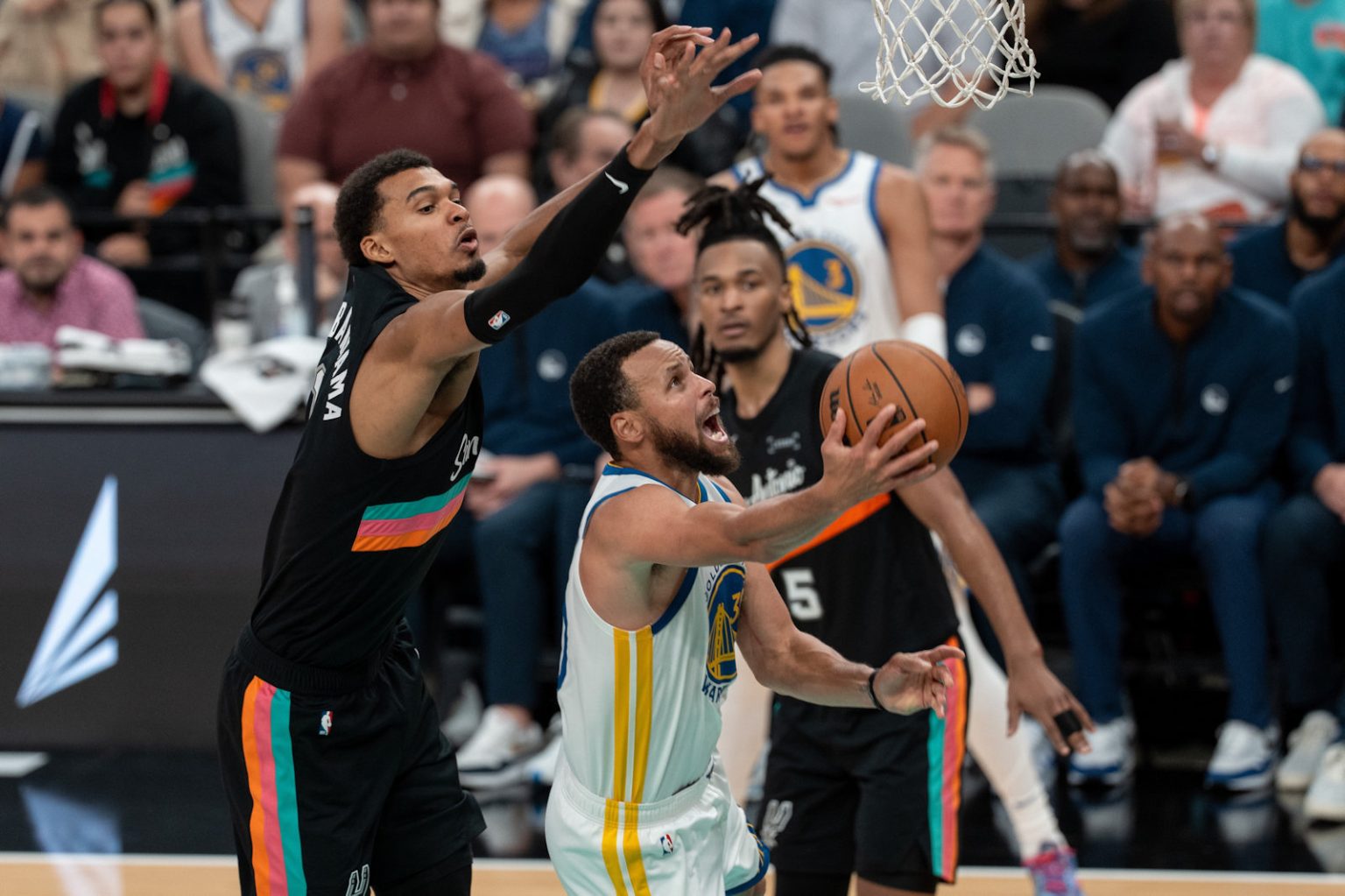 Stephen Curry (46 points) éclipse les « triple-double » du duo Castle ...
