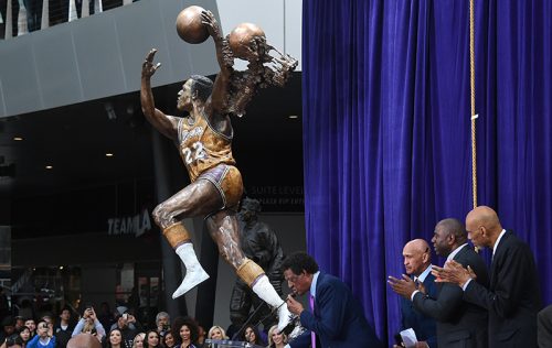 La statue d'Elgin Baylor dévoilée devant le Staples Center • Basket USA
