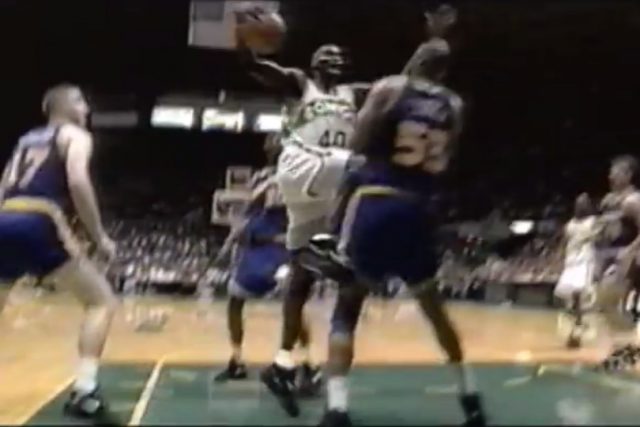 Le 30 avril 1992, Shawn Kemp monte sur Alton Lister • Basket USA