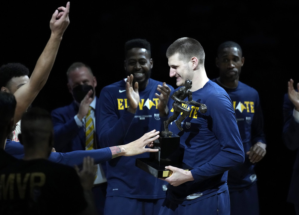 Un triple-double de légende pour Nikola Jokic • Basket USA
