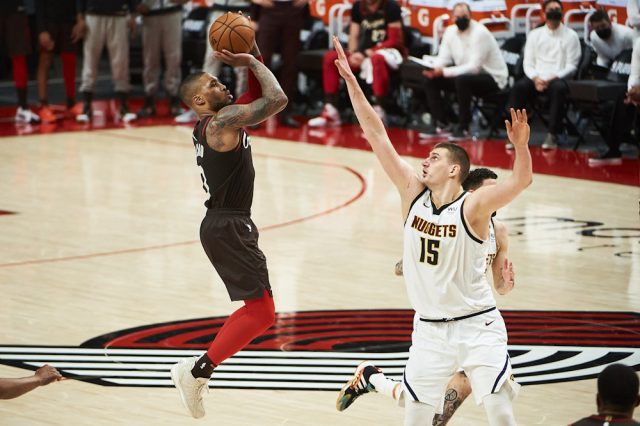 Pronostics NBA | Misez sur le duel entre Damian Lillard et Nikola Jokic • Basket USA