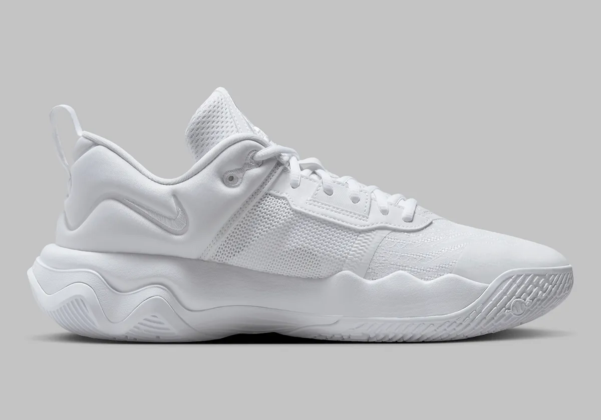 La Giannis Immortality 3 ose le « White on White » • Basket USA