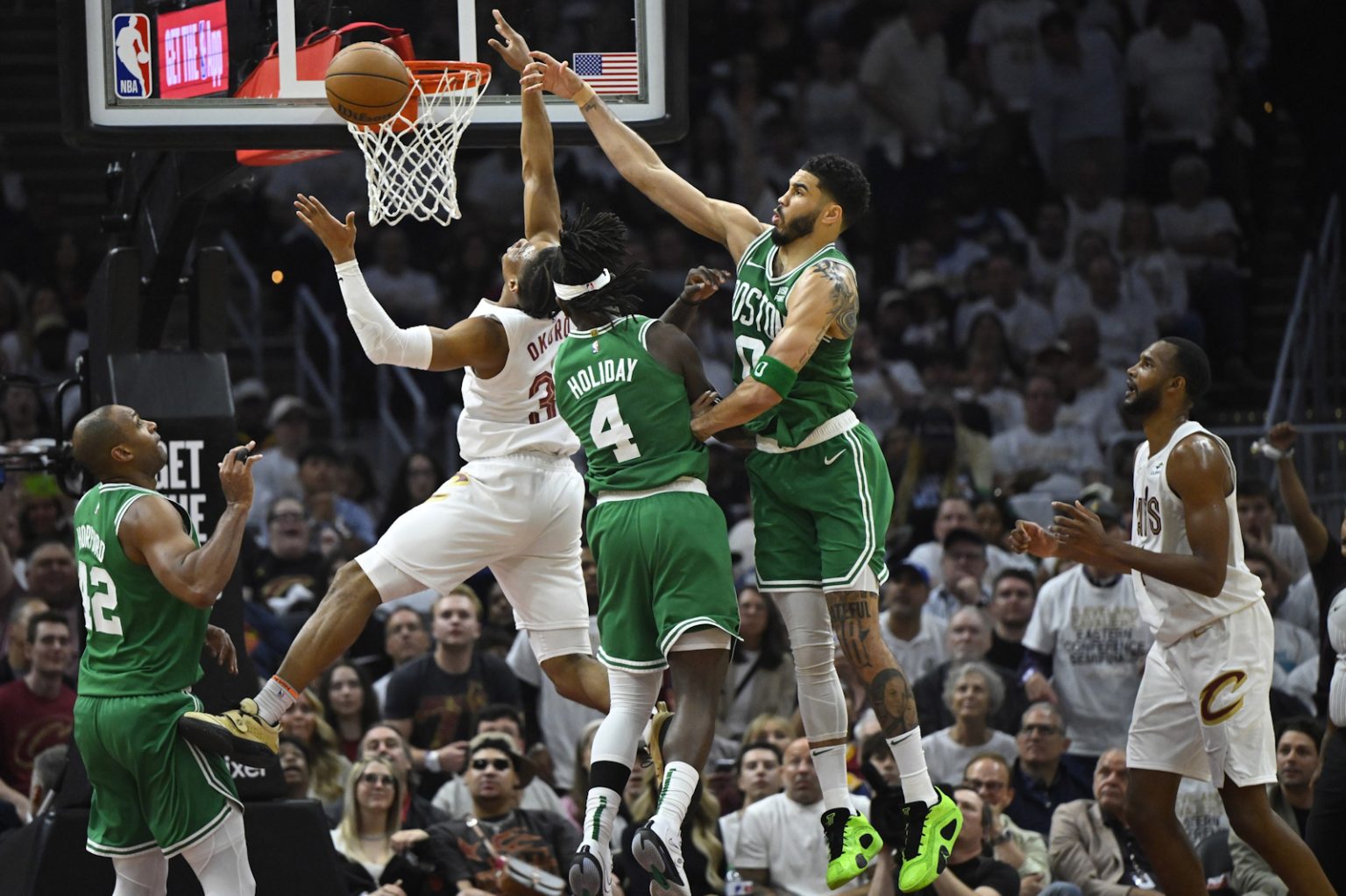 Le courage des Cavaliers n'a pas suffi : les Celtics font le break ...
