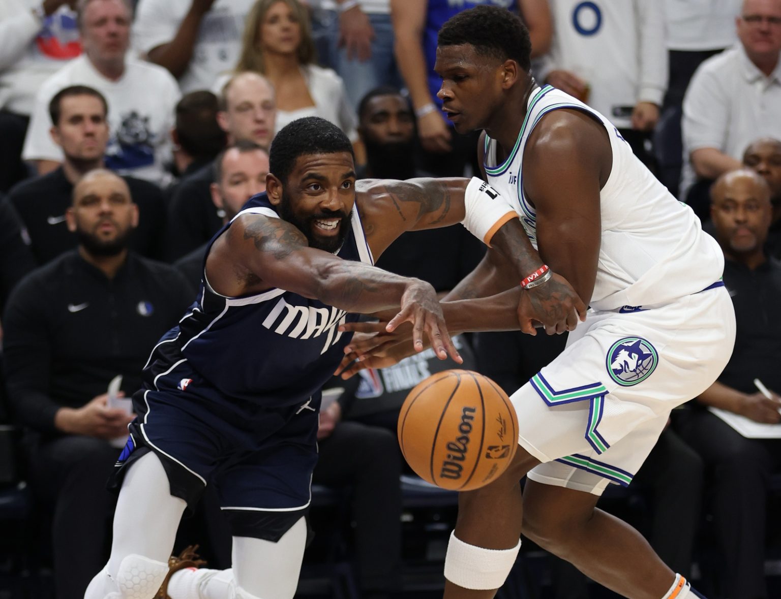 Kyrie Irving - Anthony Edwards, l'excitant duel de générations ...