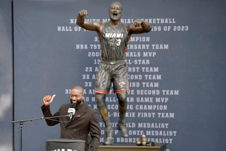 Dwyane Wade a découvert son étrange statue • Basket USA