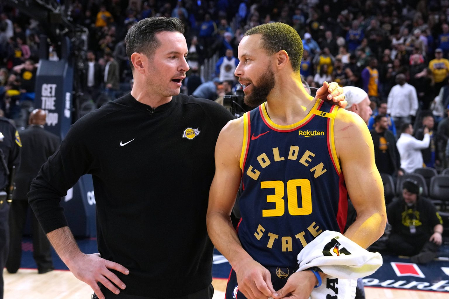 Comme Victor Wembanyama et Chris Paul, Stephen Curry a offert son maillot aux enfants de JJ ...