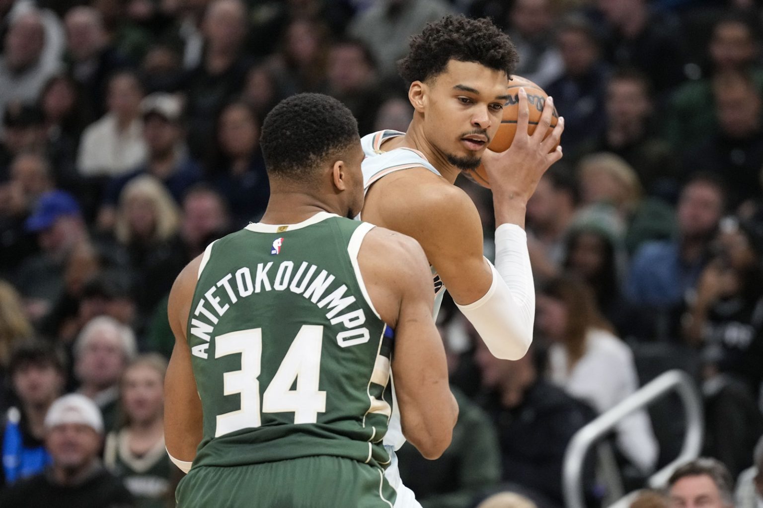Pronostics NBA | Misez sur le duel Wemby - Giannis • Basket USA